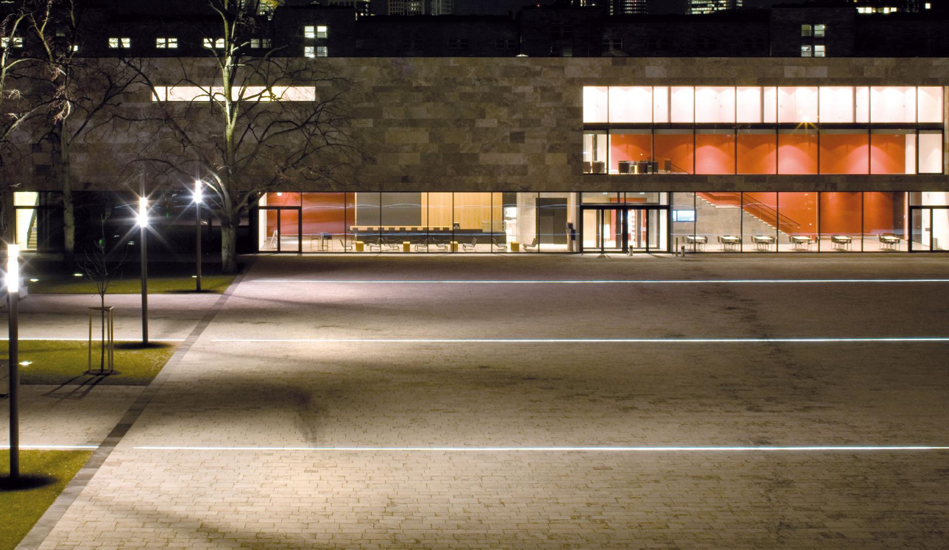 Plaza lighting & square lighting - LED lighting by TRILUX